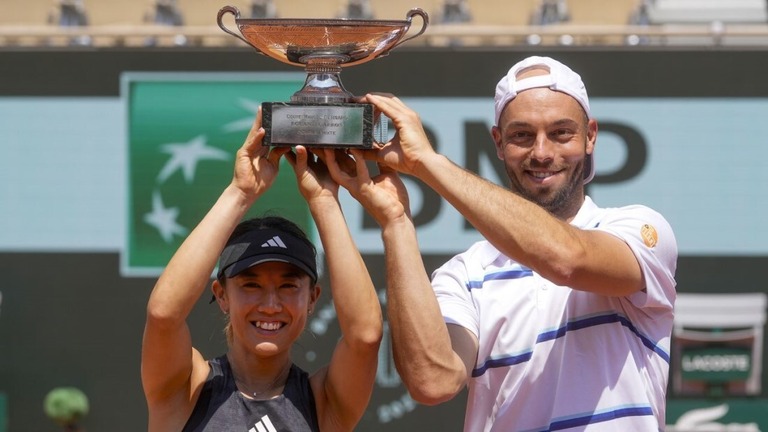 全仏オープンの混合ダブルス決勝で優勝し、トロフィーを手にする加藤未唯（左）とティム・プッツ（右） Jp